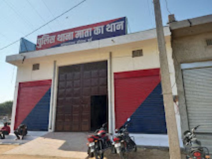 The crooks entered the shop, beat up the man and looted Rs 1 lakh ...