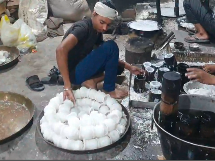 Karve-batasha are being made from tinopal which whitens clothes | कपड़े ...