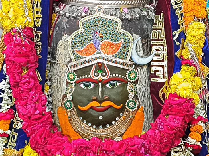 By offering Trishul Chandra crown on the head of Lord Mahakal, he is ...