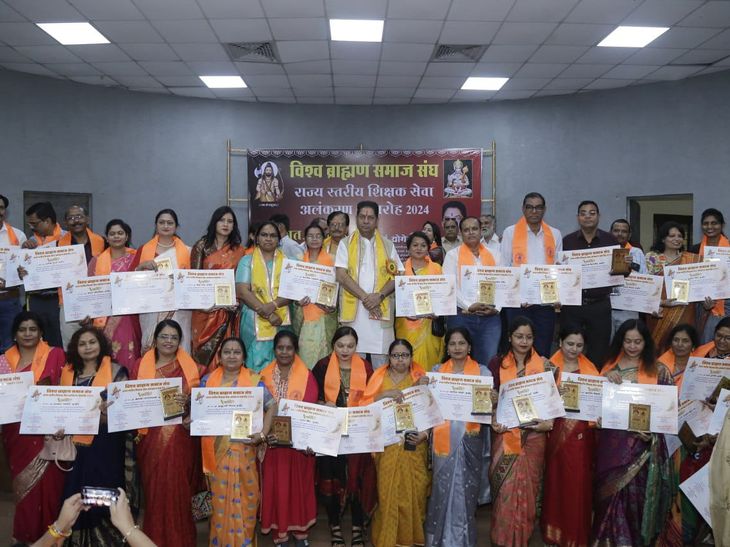 151 government teachers who did excellent work were honored with shawl ...