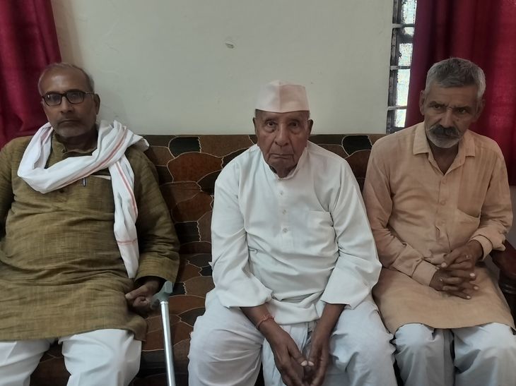 Former MP Pandit Ramkishan visited rural areas | पूर्व सांसद पंडित ...