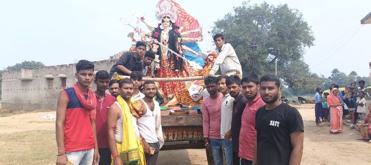 Maa Durga was bid farewell with teary eyes in Kulna village | नम आंखों ...