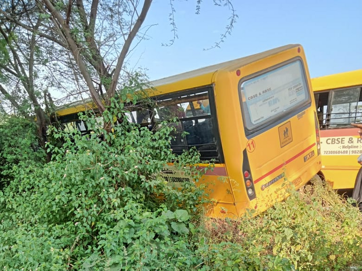 School bus falls into ditch on the side of the road | स्कूल बस सड़क ...
