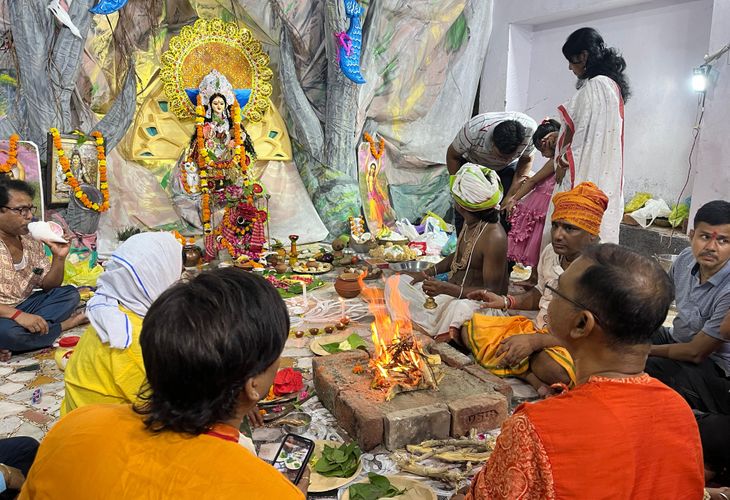 Havan Yagna was performed in Thakurdwara and Maa Lakshmi was worshipped ...