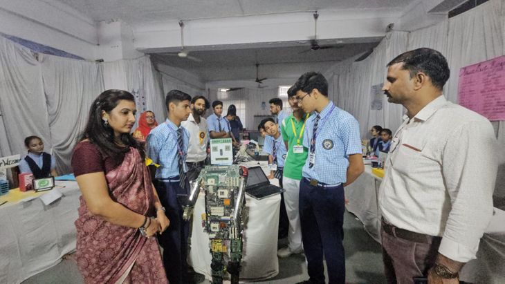 Students made a model of a working robot at the Galasia-2.0 exhibition ...