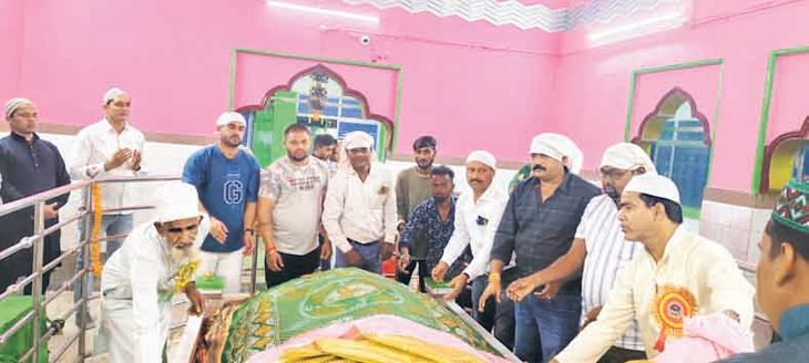 BJP offered chadar at the shrine of Aziz Shah Baba in Loyabad