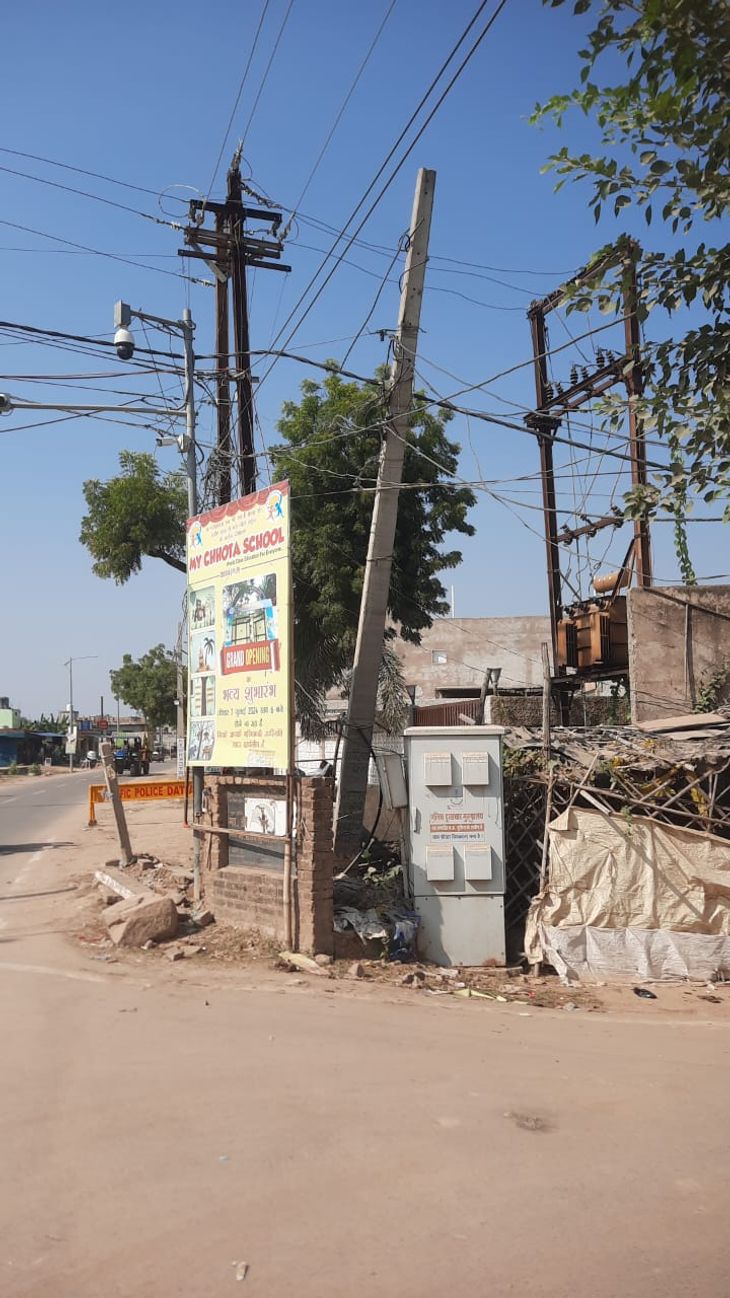 The electricity pole on the bypass is bent, there is a risk of it ...