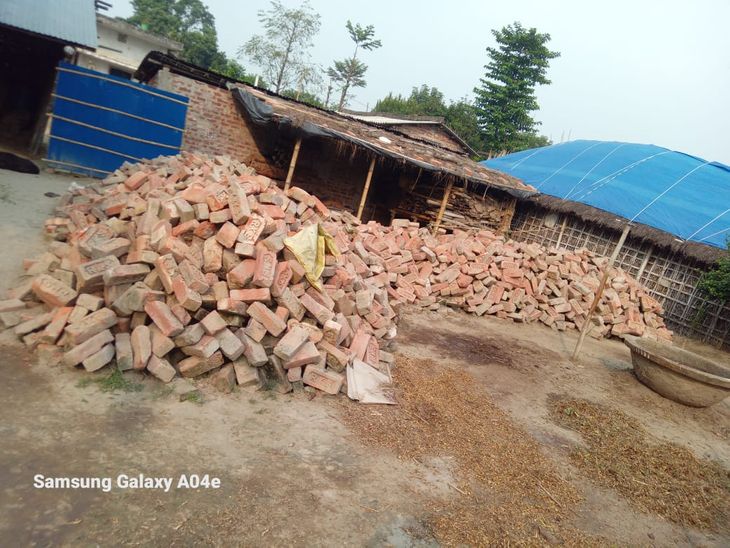 The bricks of Soling Road were uprooted and placed in front of the ...