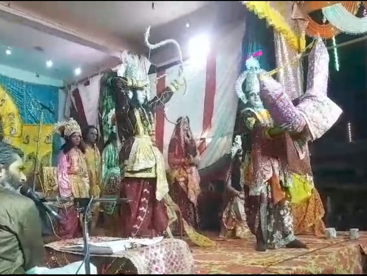 Artists presented the Dhanush-Bhang Leela in Ramlila in Hathras | हाथरस ...