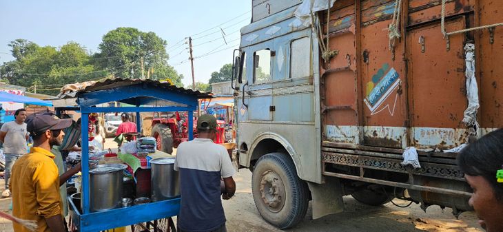 Disorganized parking: Weekly market is facing traffic jam and problems ...