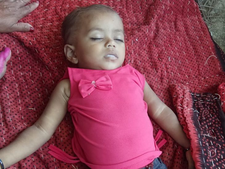 Woman jumps into well with her 2 year old daughter, dies | 2 वर्षीय ...