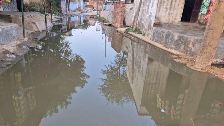 Dirty water from the drain is filled on the common roads of Salgrampura, fear of diseases due to ...