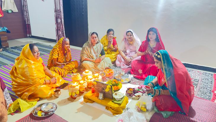 Women fasted for the longevity of their husbands | पति की दीर्घायु के ...