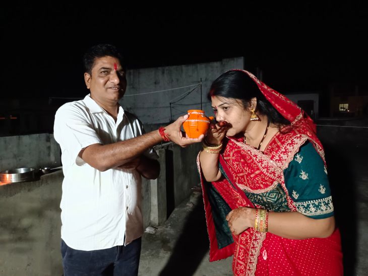 Women kept fast and prayed for long life of their husband | व्रत रख ...