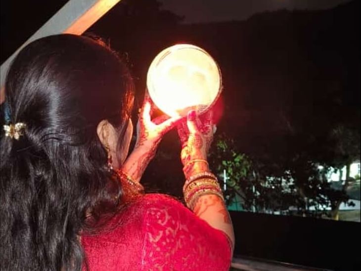 Women kept fast of Karva Chauth for their husband | सुहाग के लिए ...