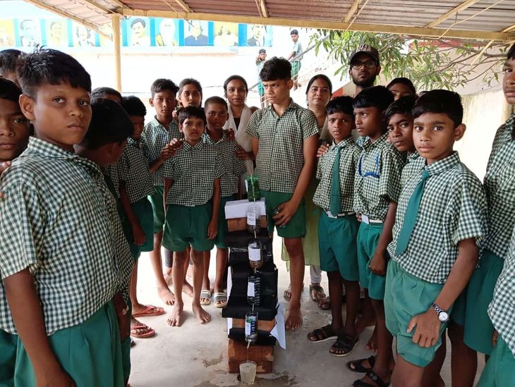 Students made a model of water purifier using stones, coal, sand and ...