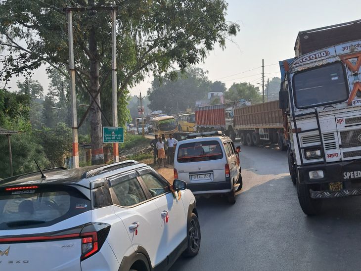 Overloaded vehicles are causing traffic problems in Renukut | रेणुकूट ...