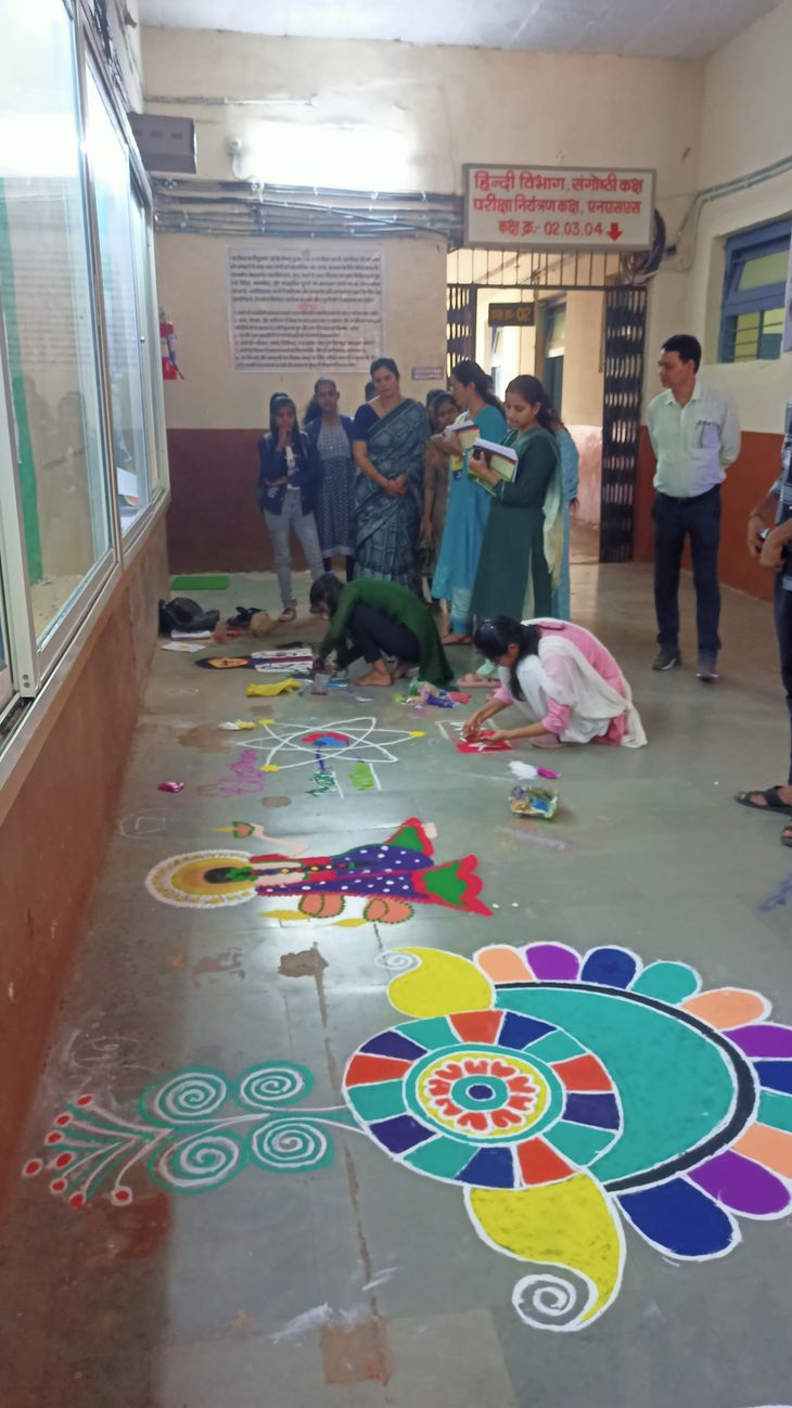 Students made Rangoli in Youth Festival | युवा उत्सव में छात्रों ने ...