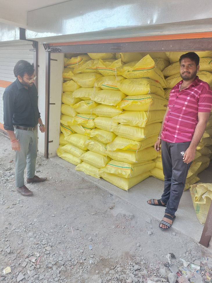 Officers inspected fertilizer stores and warehouses | खाद दुकानों और गोदामों की अफसरों ने जांच ...