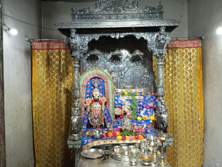 Venkatesh Bhakt Mandal decorated Lakshmi Venkatesh in Alirajpur ...