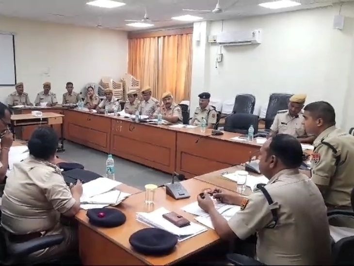 Police on alert in view of festivals. SP held a meeting of DSP and ...