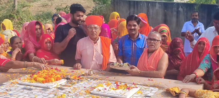 On the death anniversary of Ramta Ram Maharaj, devotees bowed their heads and offered flowers in ...