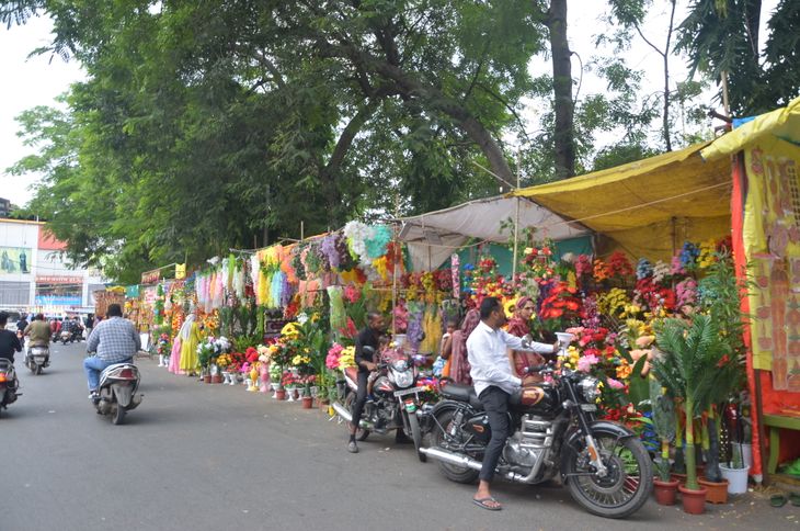 Gold became costlier by Rs 18,100 and silver by Rs 28,100 in one year ...