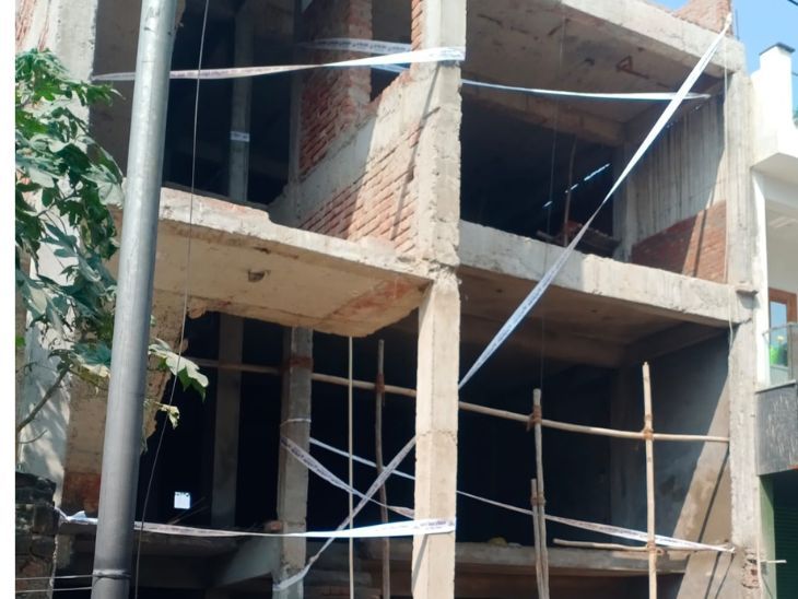 Two storey building built without map, sealed | आगरा के लोहामंडी में ...