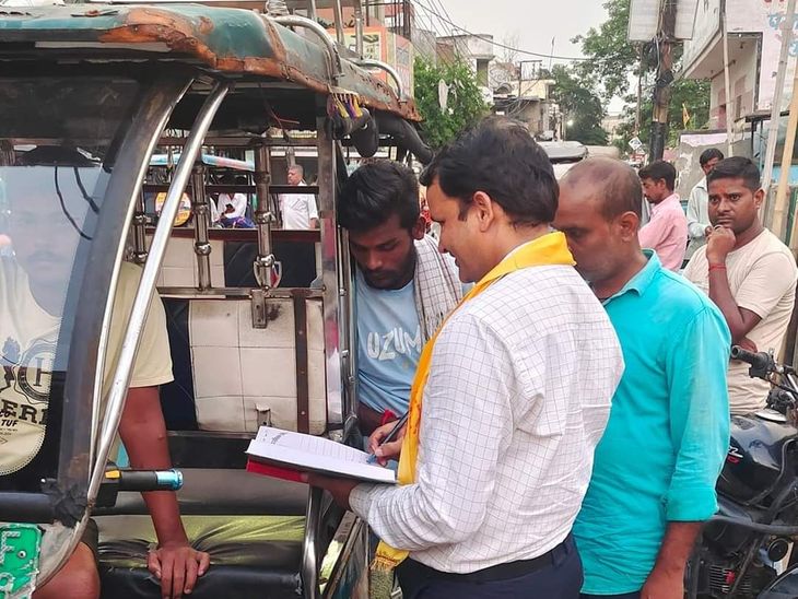 E-rickshaw drivers on strike in Meerut, said that route making by ...