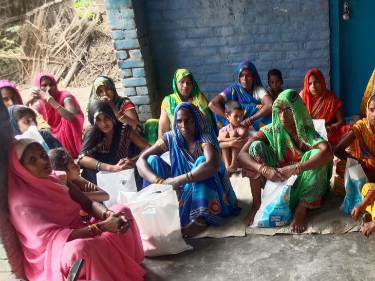 Distribution of ration at Anganwadi center in Parsa village | परसा गांव ...