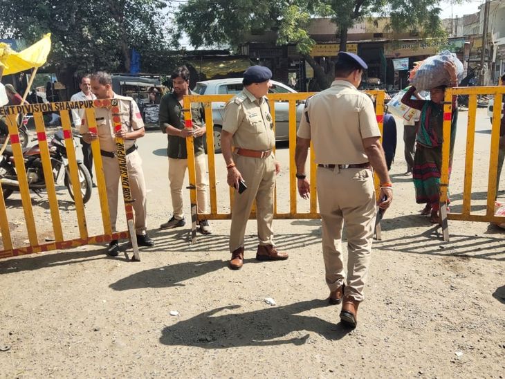 Maksi police made the traffic system foolproof | मक्सी पुलिस ने ट्रैफिक व्यवस्था की चाक चौबंद ...