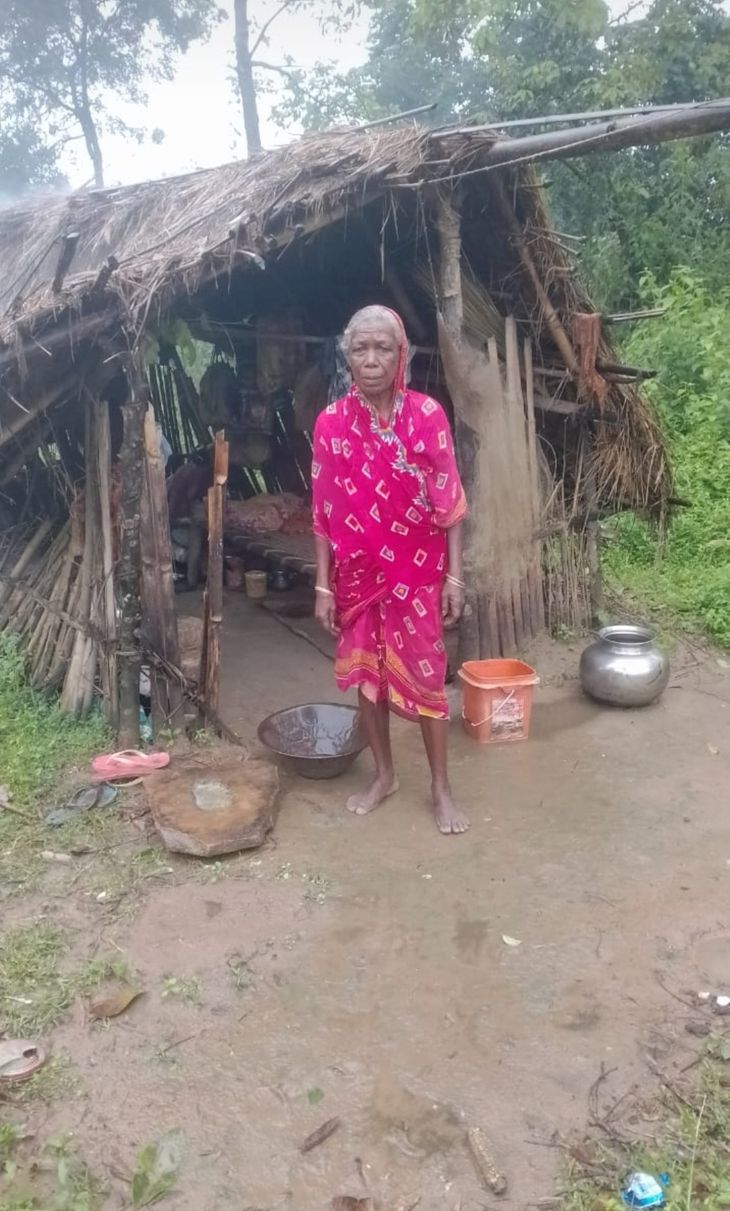 Dhivar woman forced to live in a hut destroyed by cyclone | चक्रवाती ...
