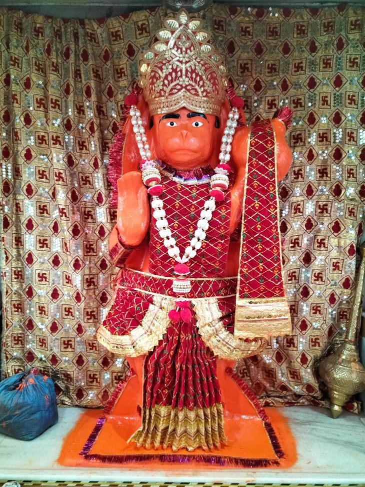 Khedapati Hanuman Maharaj was decorated by offering chola | चोला चढ़ाकर ...