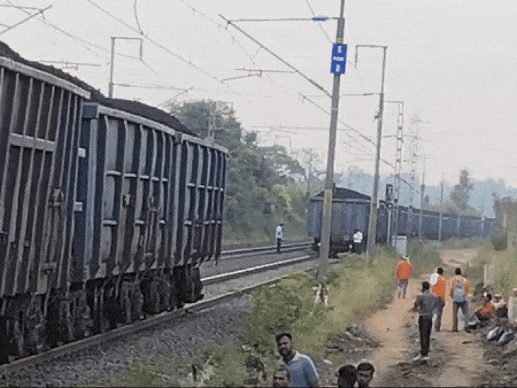 Goods train split into two parts at Umaria Pathari gate | उमरिया पठारी ...