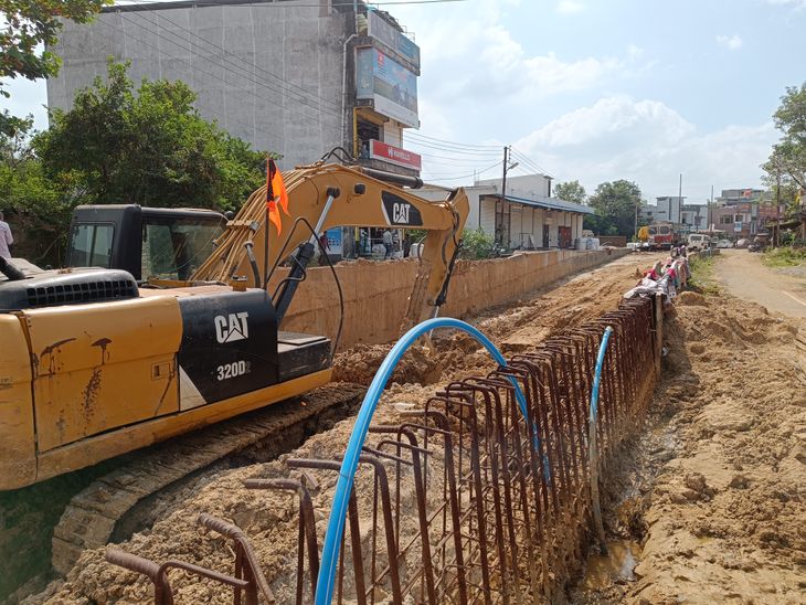 Building and pipeline obstruction in underpass bridge | अंडरपास ब्रिज ...
