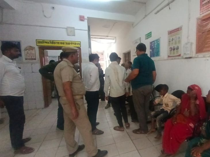 Pickup falls into 40 feet deep ditch, 12 injured | 40 फीट गहरी खाई में ...