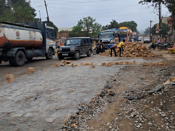 Cut stones are being installed at four places on NH in Renukut ...