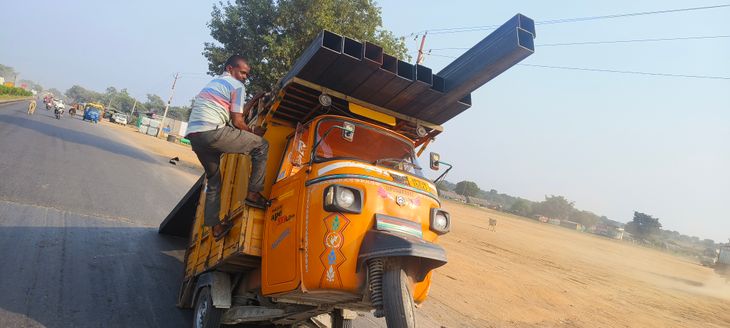 Overloaded loading vehicle lifted from the front, accident averted ...