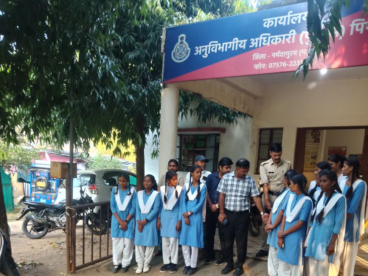 Girls school students made an educational visit to the police station ...