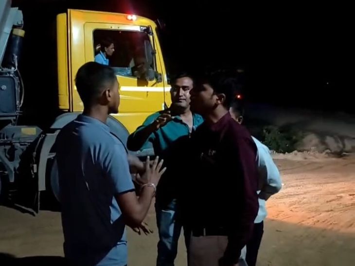 Three people reached Brahmani sand ghat in a vehicle written by Madhya ...