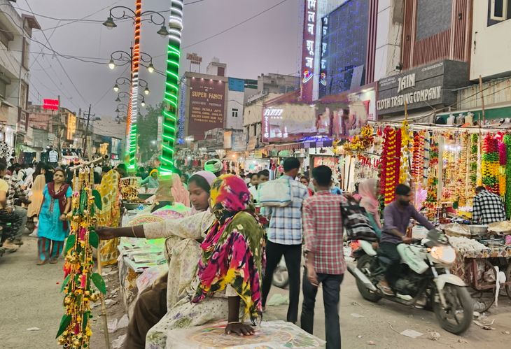 Auspicious time. Worship of Lord Kubera, Lakshmi and Dhanvantari has ...
