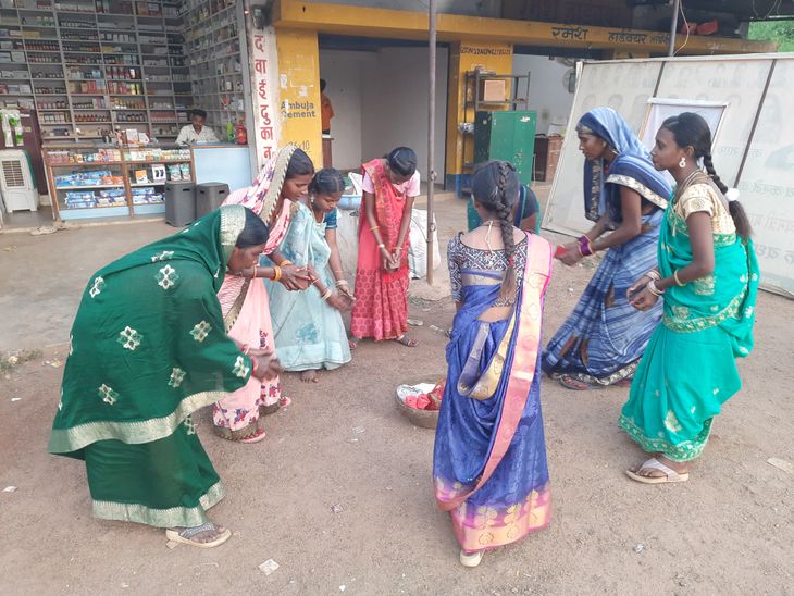 Women and girls are performing Sua dance in Tarpongi region | तरपोंगी ...