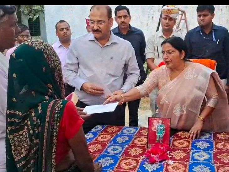 A cheque of Rs 50 lakh was given to the family of the martyred soldier ...