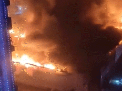 Fire at Lotus Grenadier Banquet in Noida 15 vehicles caught fire under ...