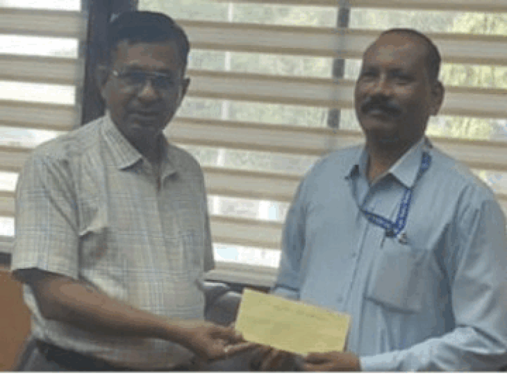 Railway workers and villagers honored in Ratlam | रतलाम में रेलकर्मी व ...