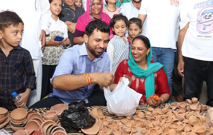 The MLA bought diyas and sold earthen pots for two hours | विधायक ने दीये खरीदे और दो घंटे बेचे ...