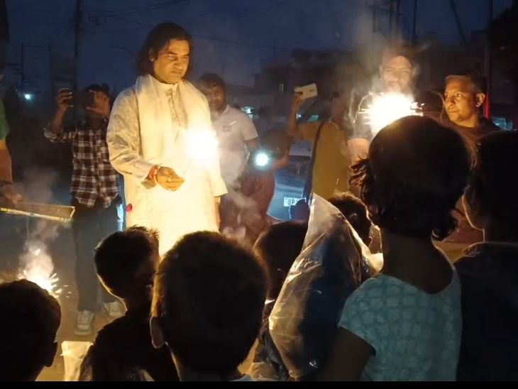 Thakur Devkinandan celebrated Diwali with poor children in Mathura ...