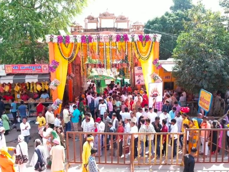 Mahaarati in Pitambara Mata Temple | पीतांबरा माता मंदिर में महाआरती ...