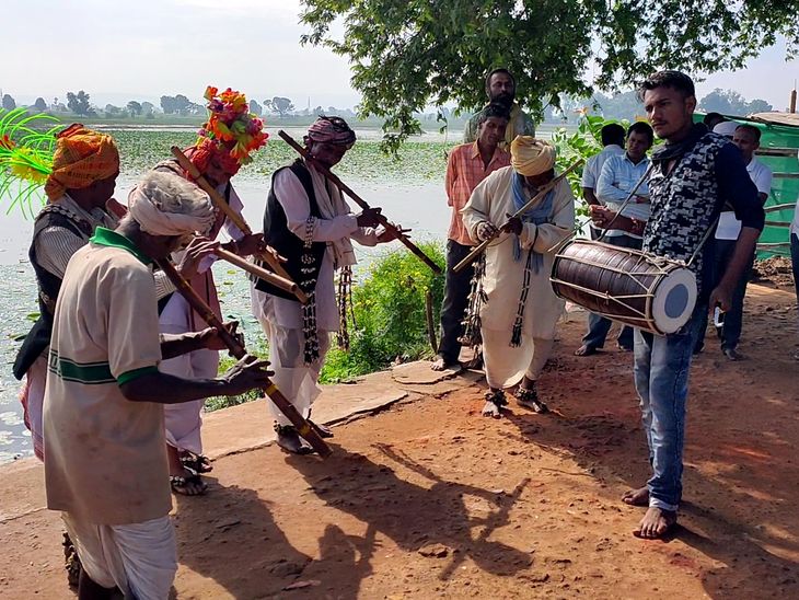 Gwal community celebrated Diwali at Gomukhi pond | ग्वाल समाज ने गोमुखी ...