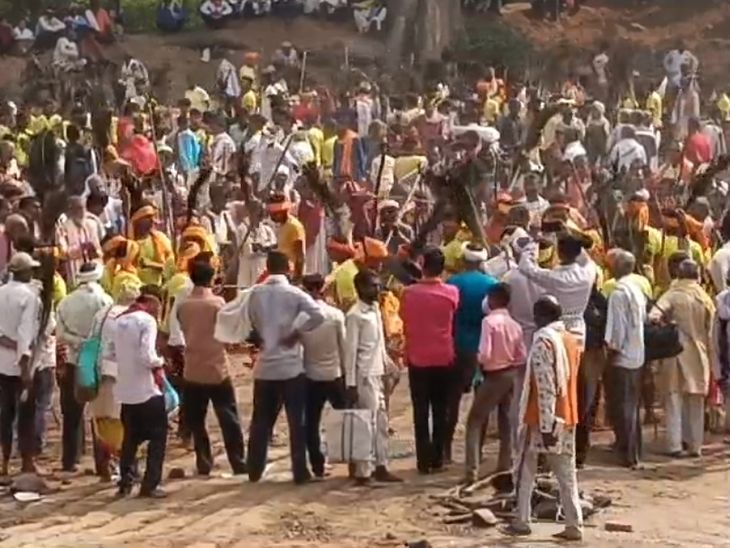 Govardhan Puja - Diwari dance on Annakoot: Yaduvanshi monks danced and ...